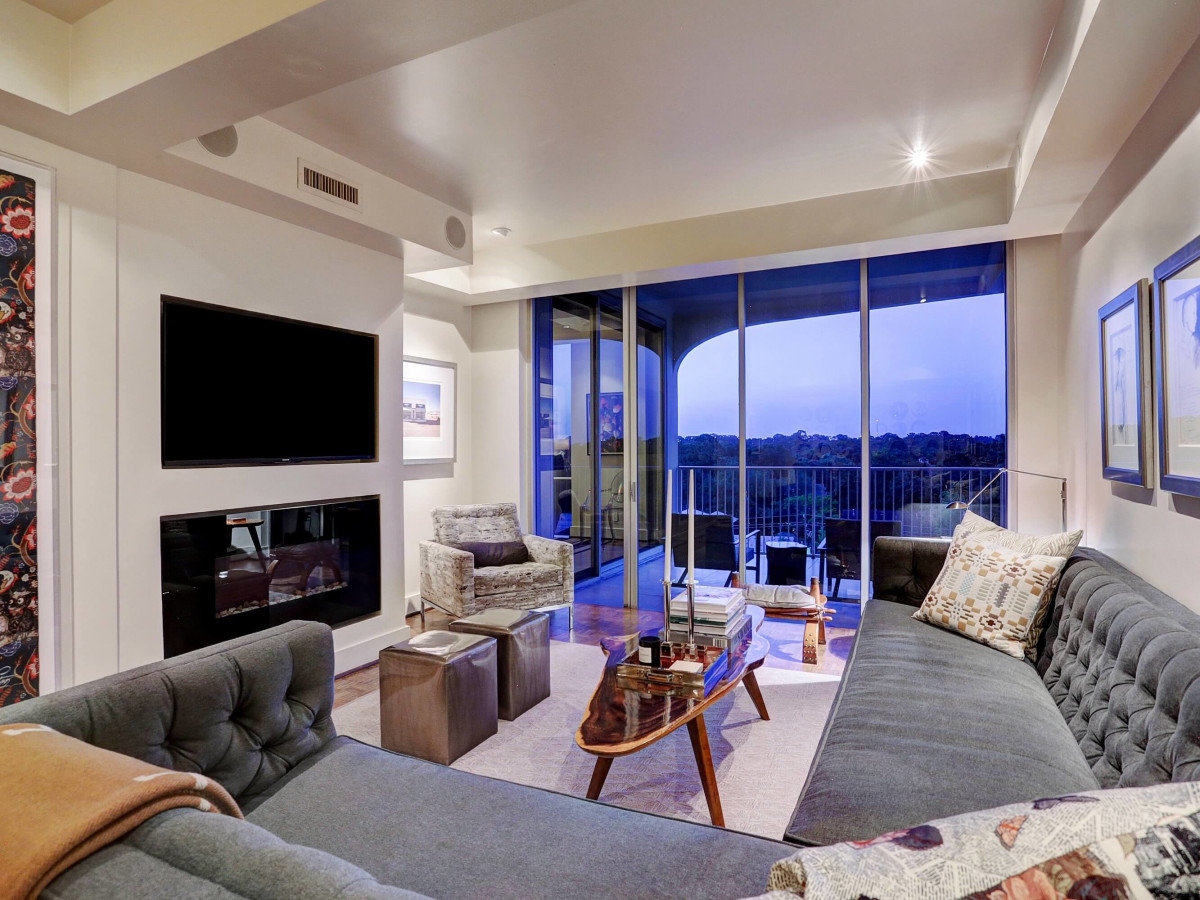 900 sq.ft. never looked so good as in this swank, fifth floor condo ...