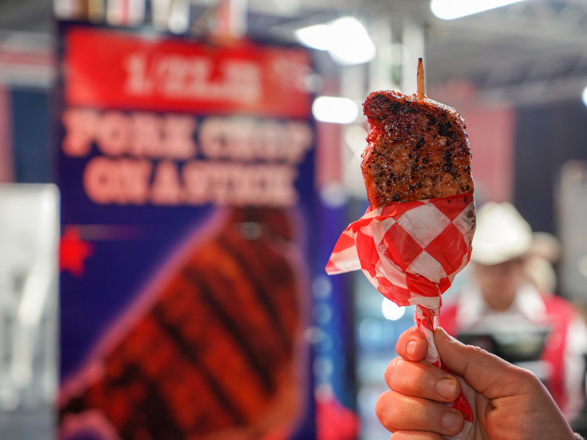 Hoffman chows down on RodeoHouston carnival's most over-the-top food ...