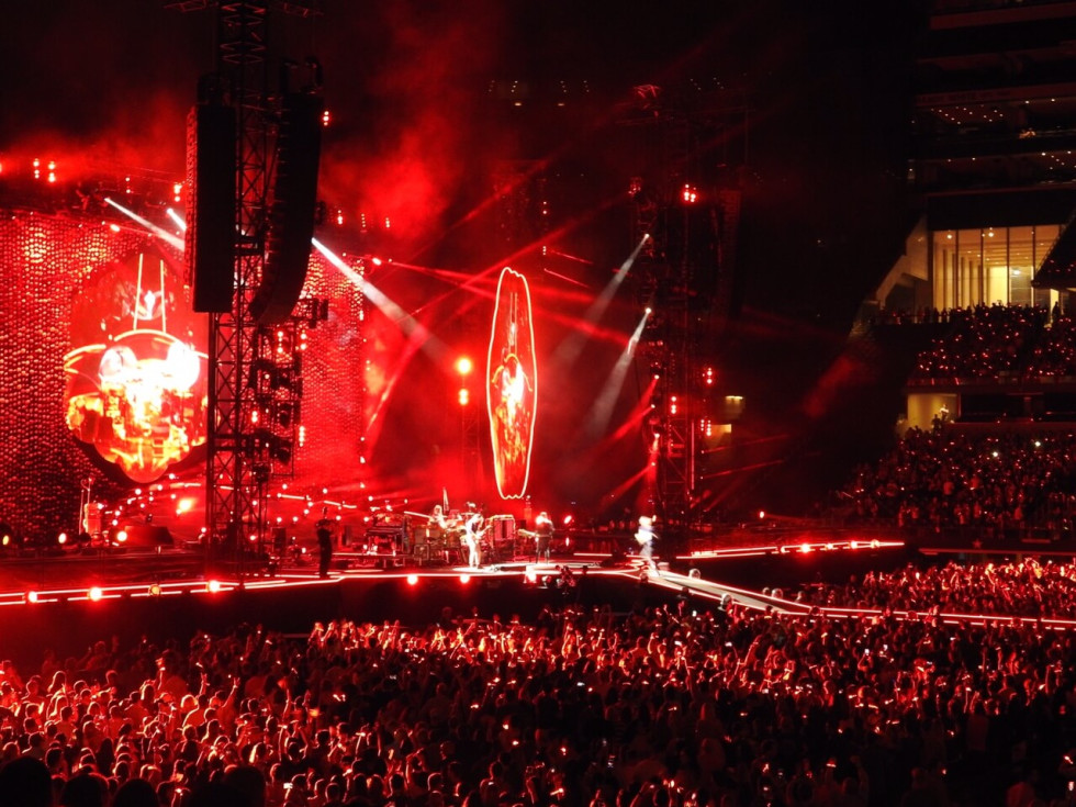 Coldplay takes over Texas with burst of confetti and spectacular music ...