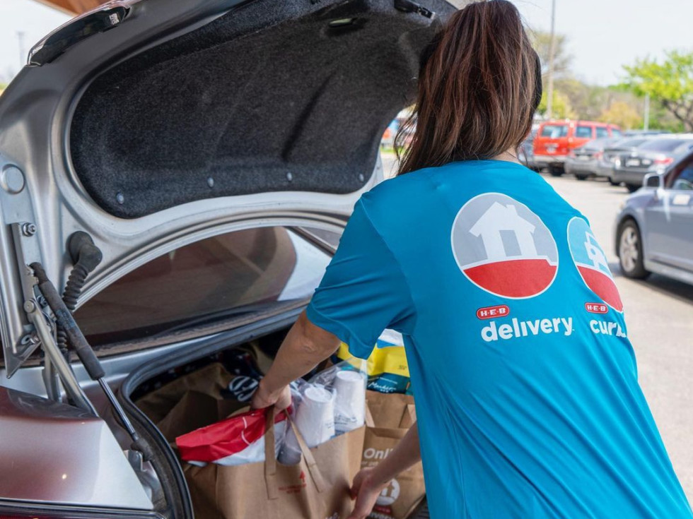 H-E-B carts out free curbside pickup at Texas stores - CultureMap Houston