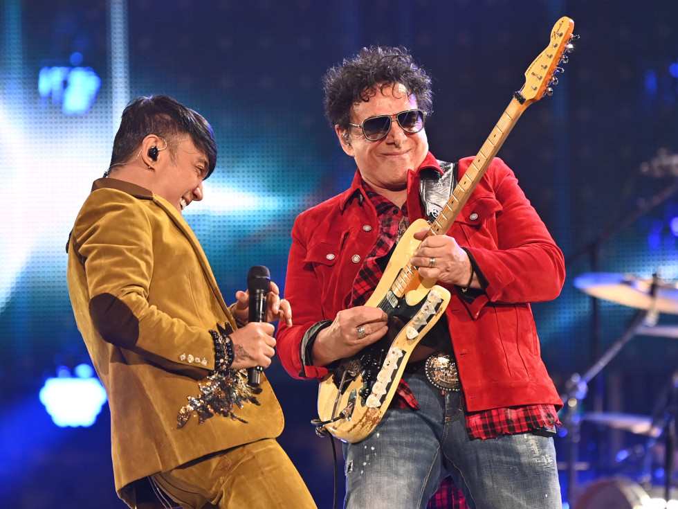 Journey faithfully rocks out classics for massive RodeoHouston crowd ...