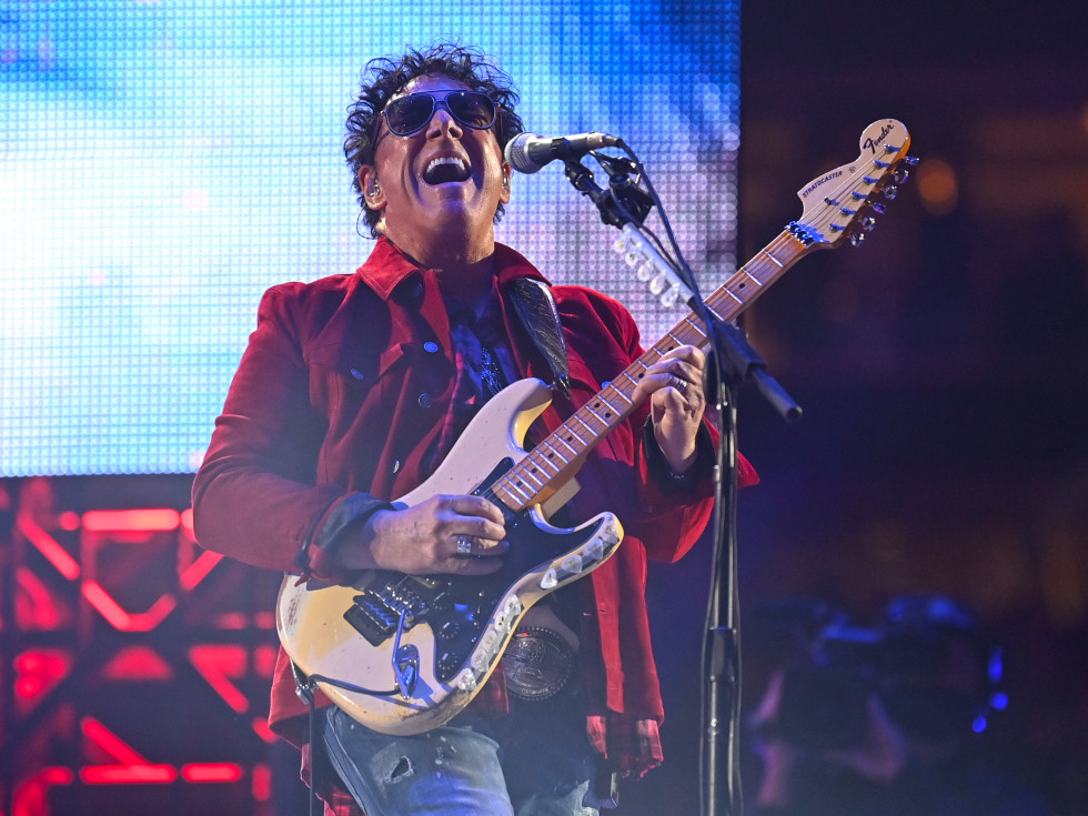 Journey faithfully rocks out classics for massive RodeoHouston crowd ...
