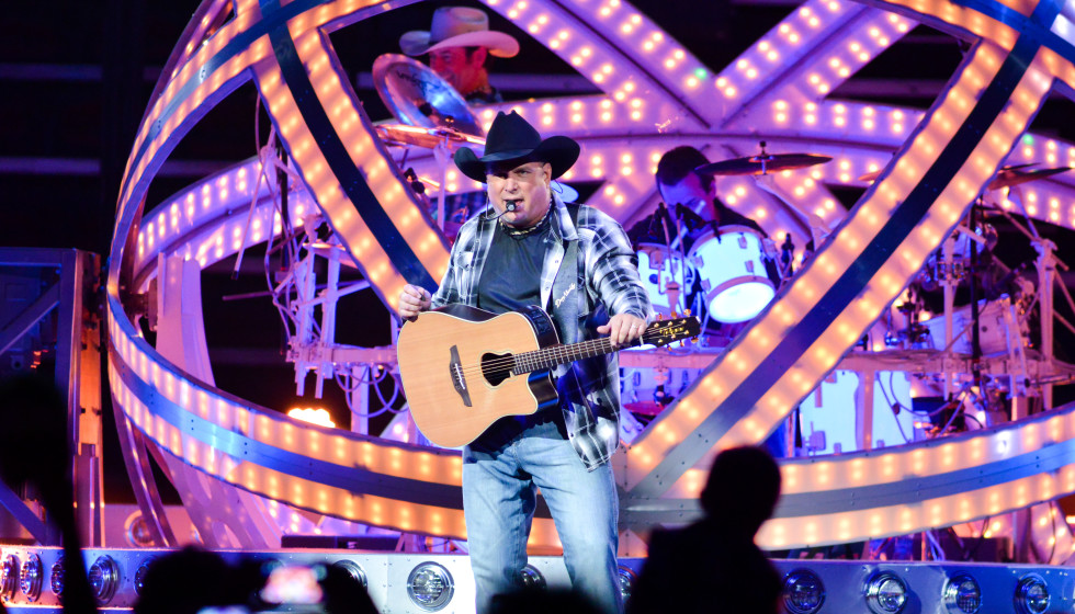 Garth Brooks heats up Houston stage with high-energy performance ...