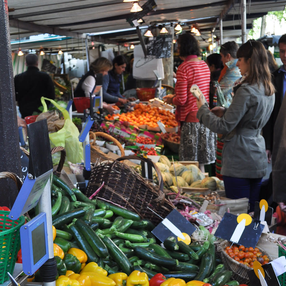 Take a shopping bag: Boulevard Raspail farmer's market is a Paris ...