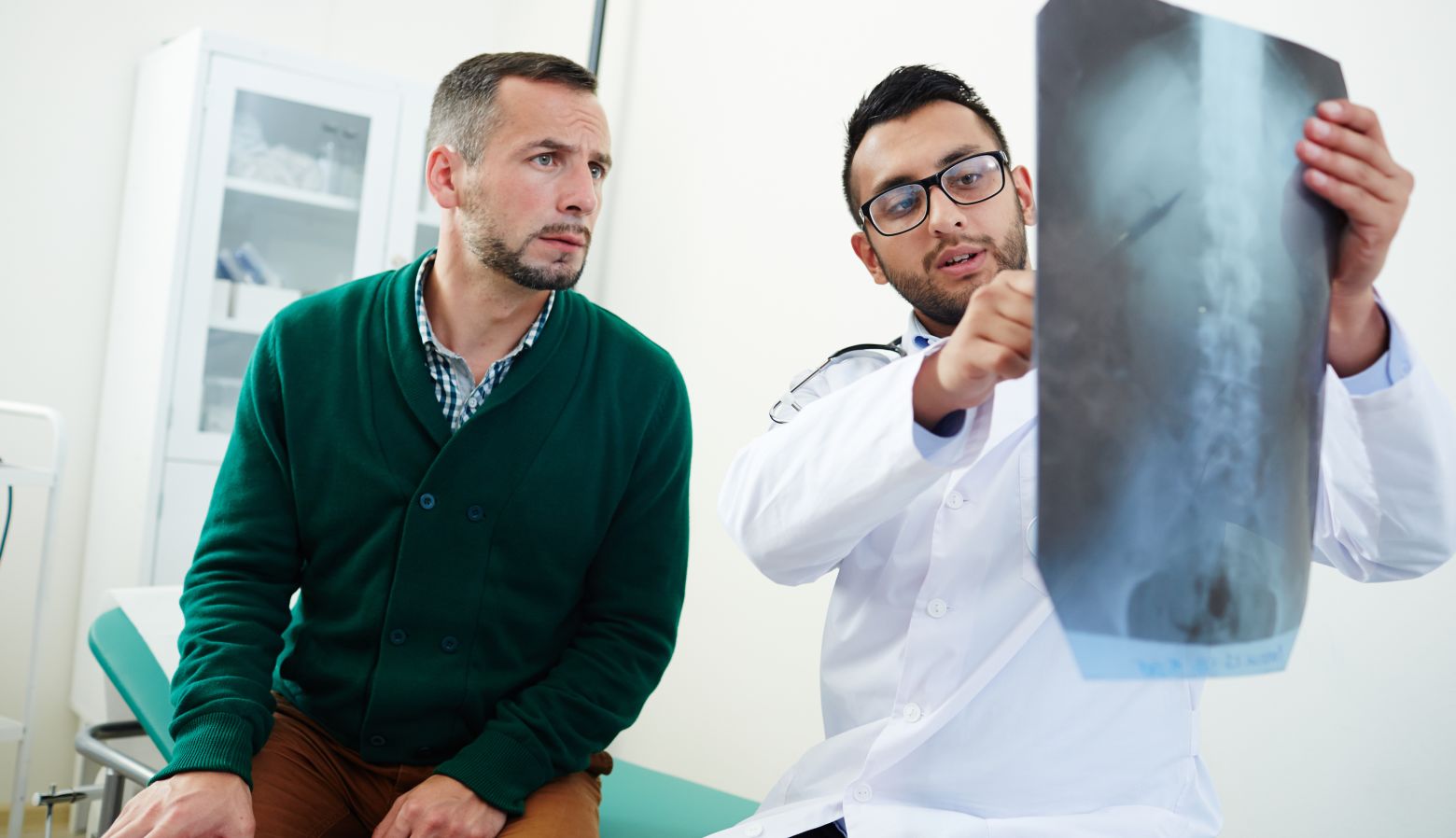Symptoms and Diagnosis of Sacroiliitis | Spine-health