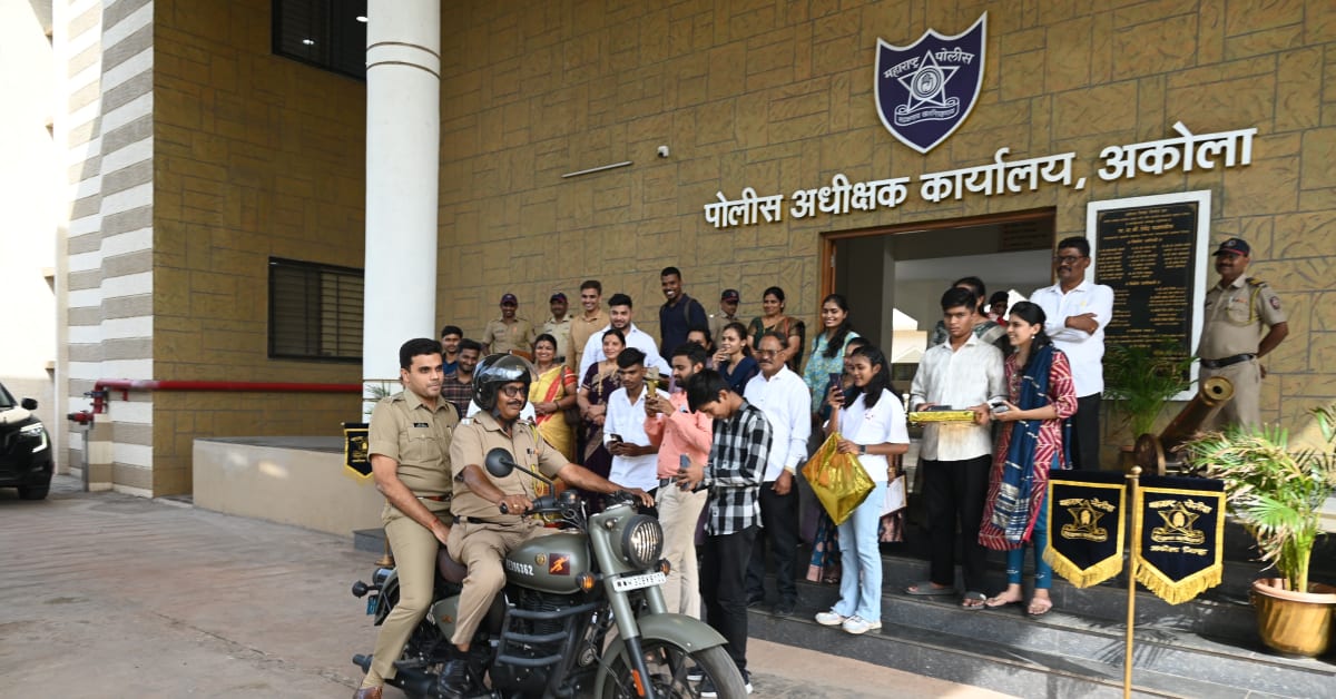 Retiring Akola Cop’s Dream Ride on Bullet Comes True, Thanks to SP ...