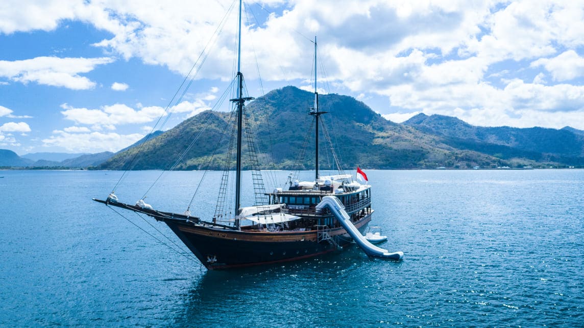 DUNIA BARU for Charter | PHOENIX YACHT MANAGEMENT