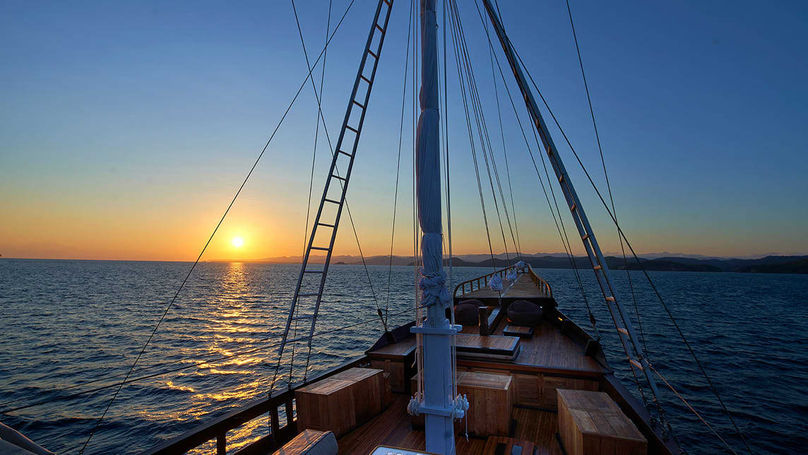 Oracle Yacht for Charter | PHOENIX YACHT MANAGEMENT