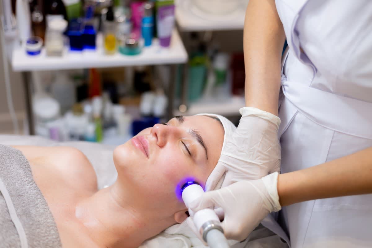 DIY LED light therapy vs. professional treatments: Which is more effective?