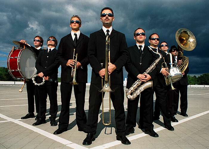 Mobile Band MEN IN BLECH! Tanzende Musiker mobil und ohne Strom! Als ...