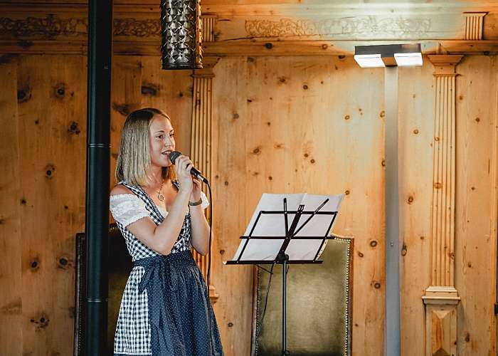 Alina | Die Sängerin → Hier direkt online buchen