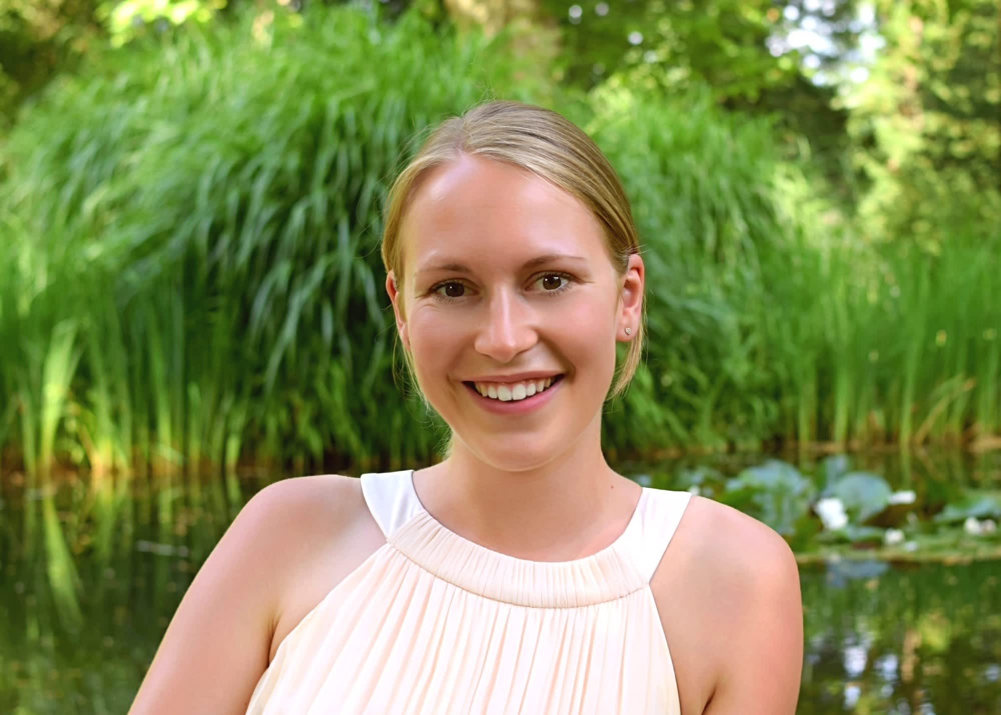 Alina | Die Sängerin → Hier direkt online buchen