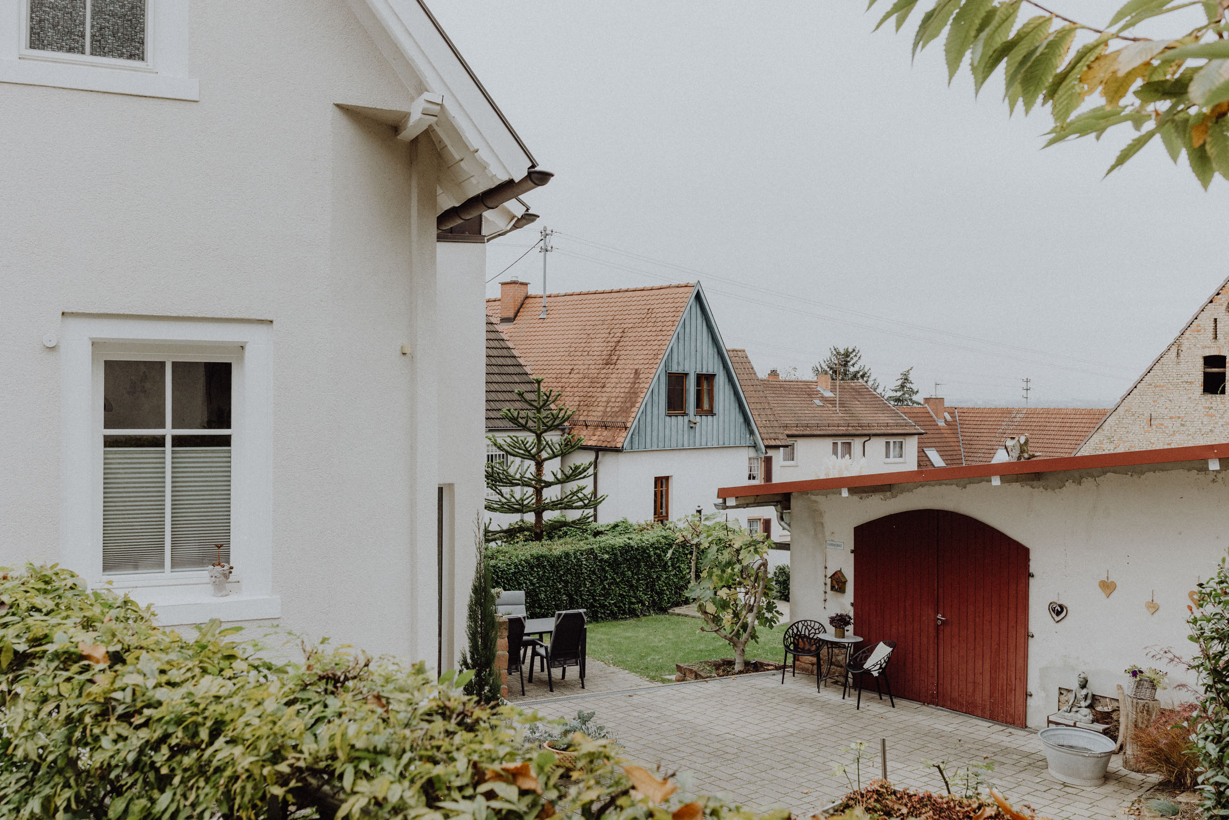 Historic detached house with garden and barn