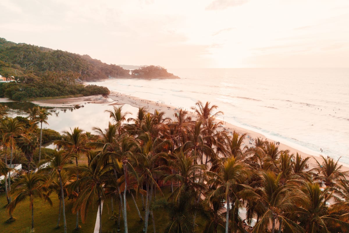 Puerto Escondido vs Sayulita (2025): ¿Cuál es Mejor?