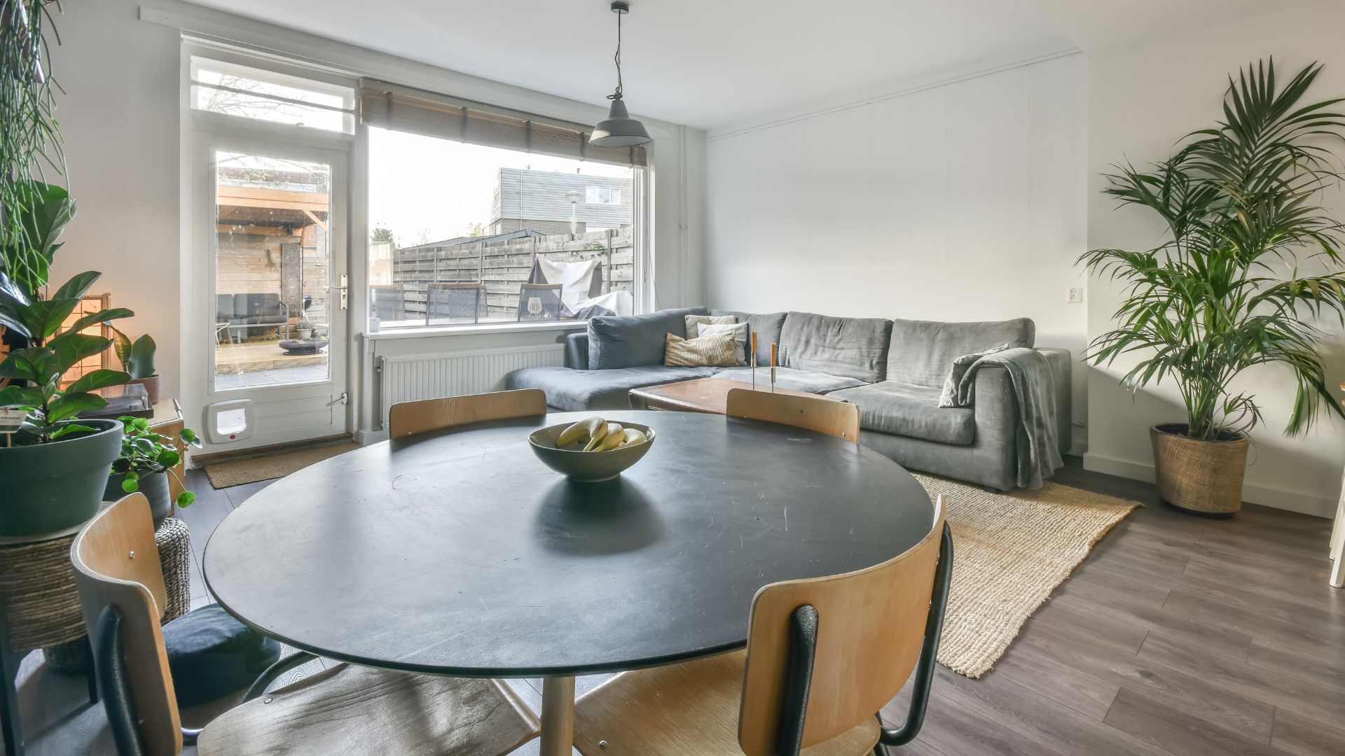 Round vs Rectangular Dining Tables: Which is Better for You? | CUURA Space