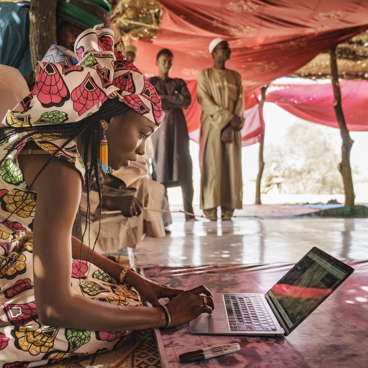 Tschadische Aktivistin: Mit Landkarten und indigenem Wissen gegen den ...