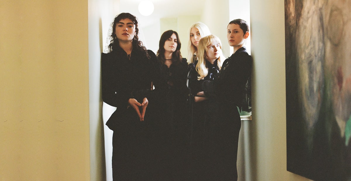 The Last Dinner Party sind grosses Rock-Drama: "Wir haben uns selbst ...