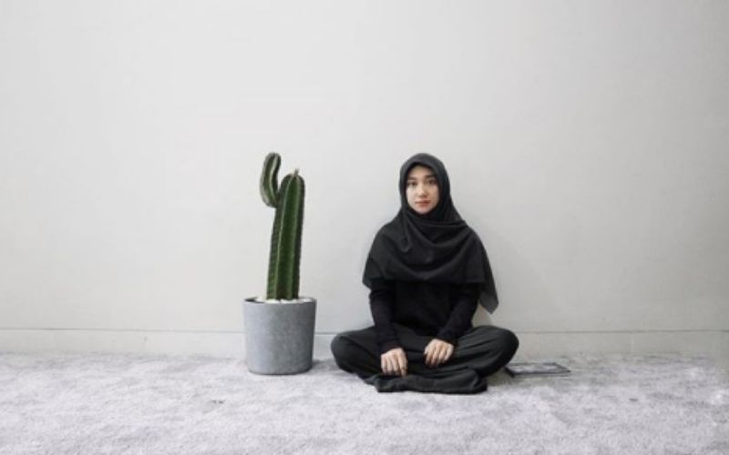 7 Inspirasi Fashion Syar’i ala Dena Haura, Simpel Nan Kece ...