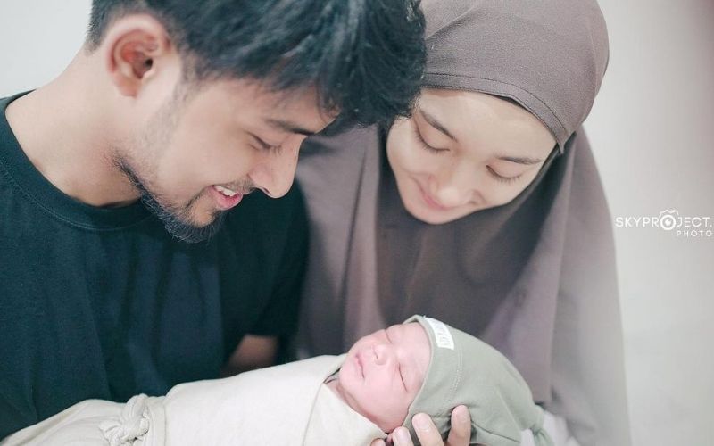 Tengah Berbahagia, Dena Haura dan Hawaariyyun Dikaruniai Putra Pertama ...