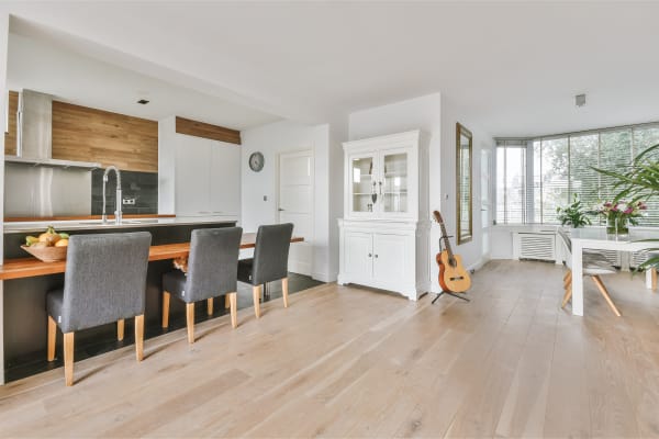 Luxury Vinyl Flooring in High-Traffic Homes: What Makes It the Best Choice?