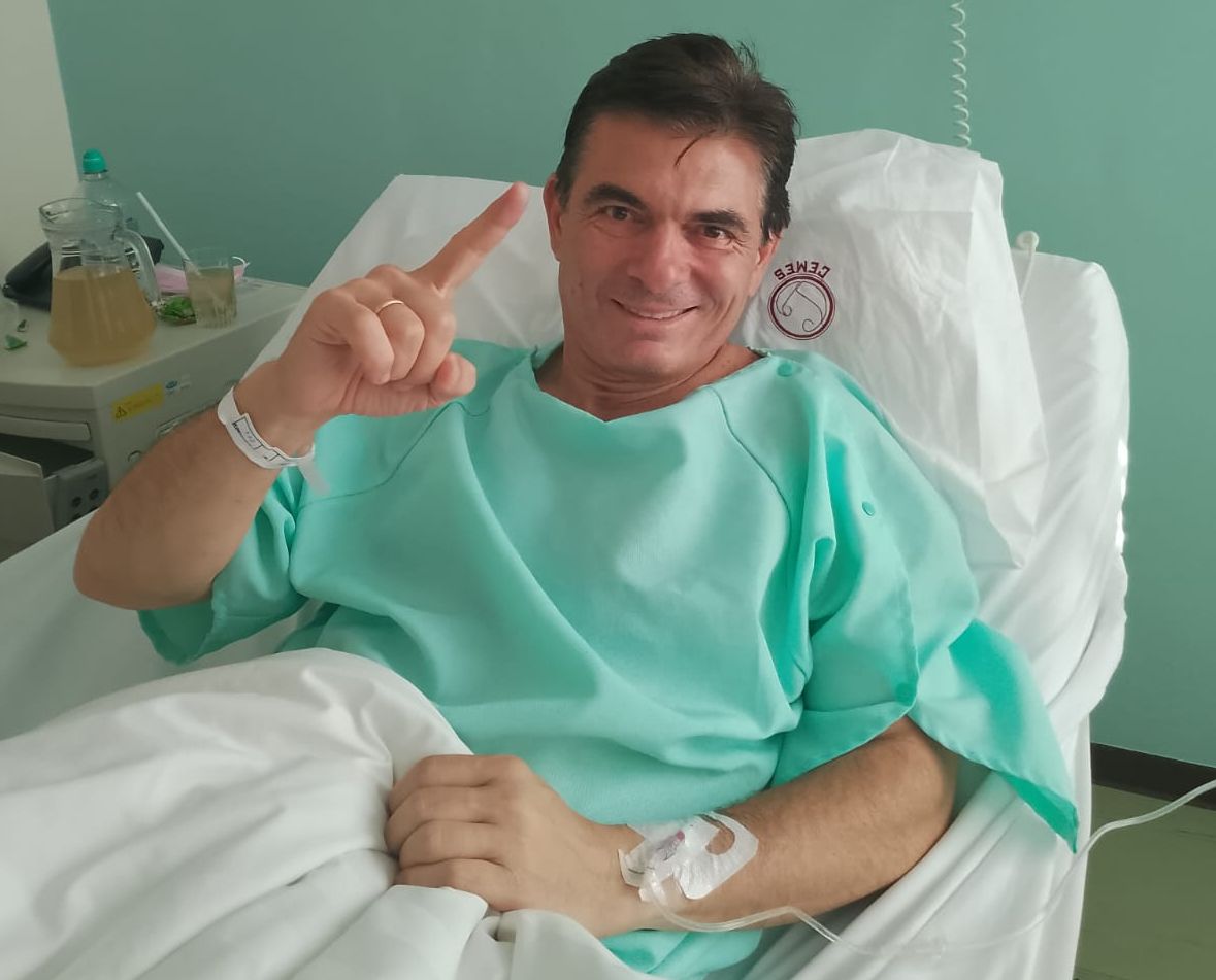 Rodrigo Paz se recupera de exitosa operación de rodilla practicada hoy