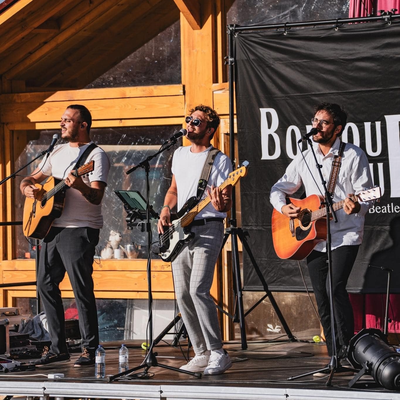 Bonjour, Au Revoir (The Beatles Cover) : Groupe de musique - Pop