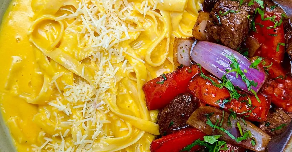 Lomo saltado con fettuccine a la huancaina [Stir-fried beef with ...