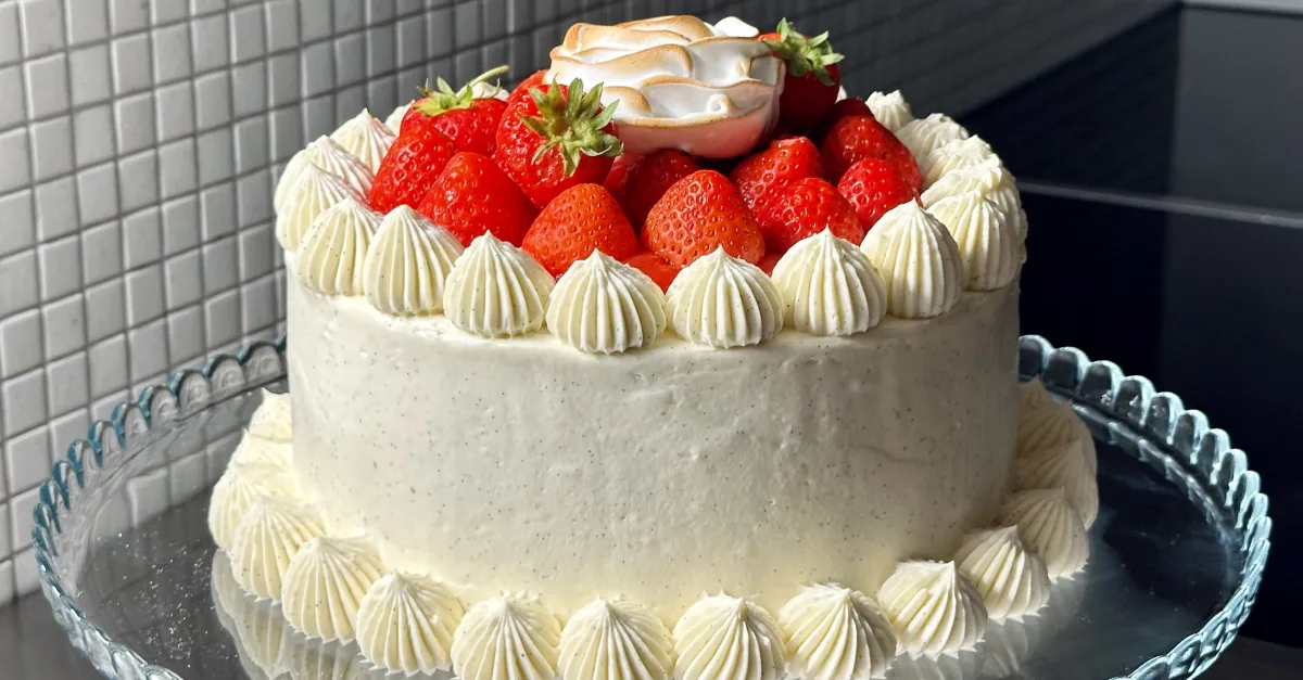 Strawberry Almond Success Cake by cedriklorenzen