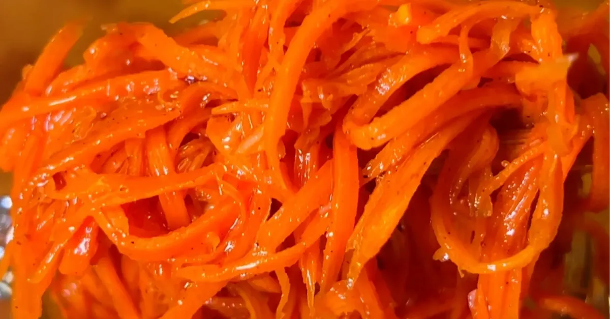 Korean Carrot Salad (Morkovcha) by drvegan