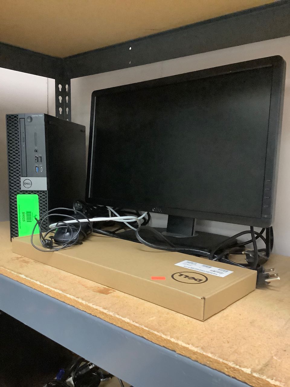 Complete Office Desk set up with Dell Optiplex 7060 | Surplus Marketplace