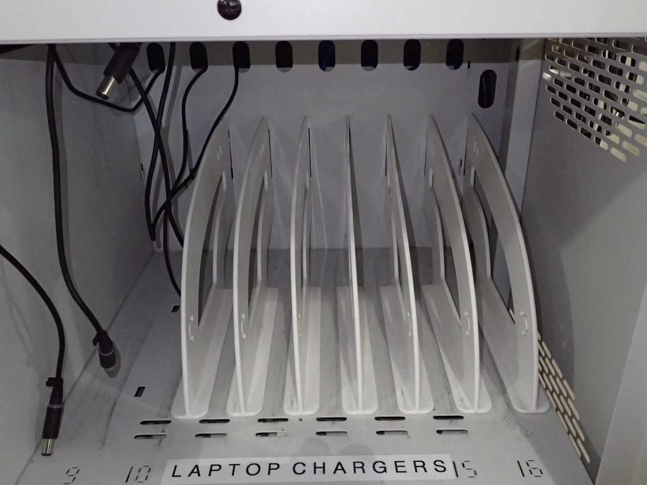 (1) Bretford Laptop Charging Station With Charging Cords - Surplus ...