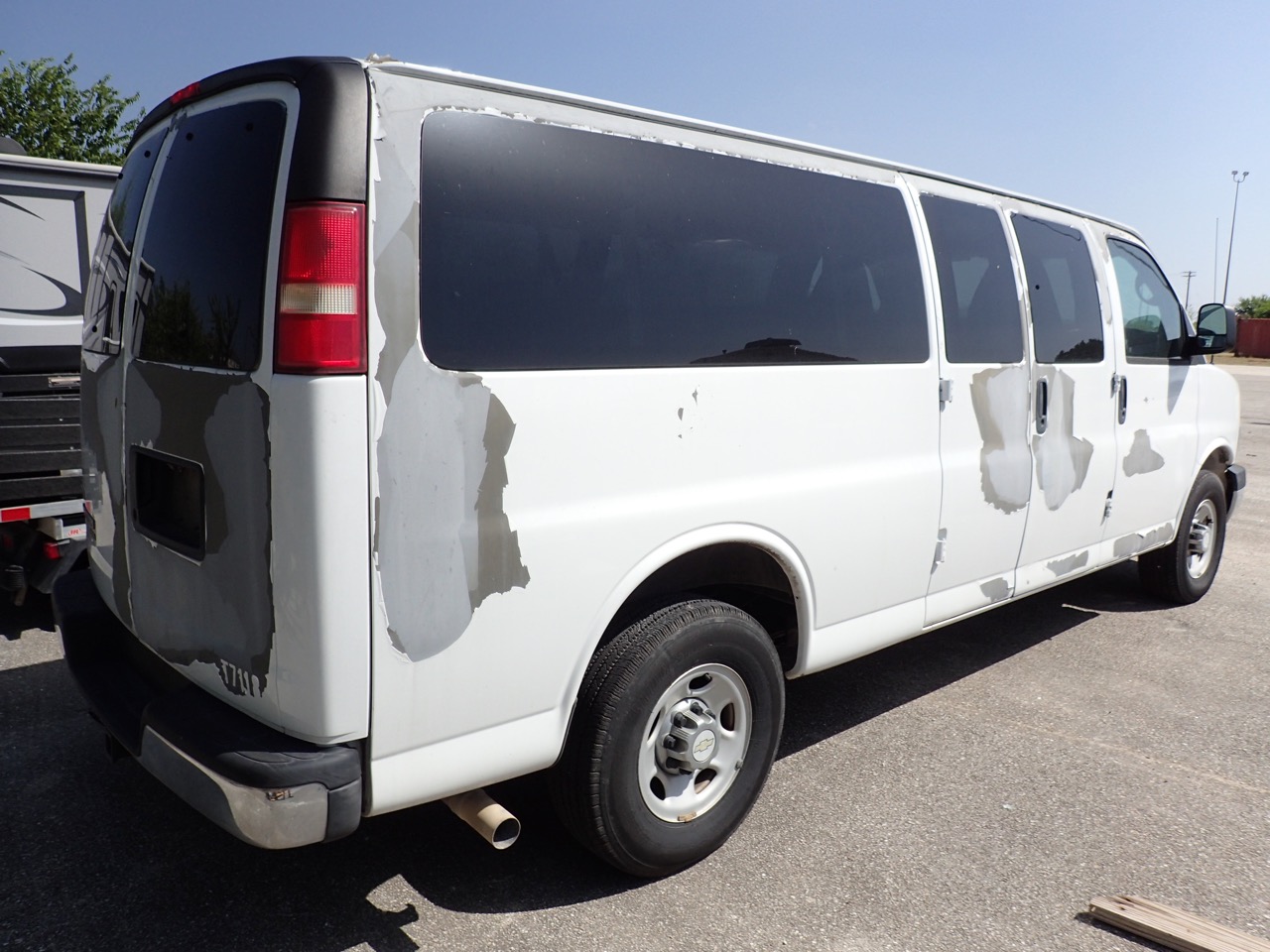 (1) 2010 White Chevrolet Express Van With Stabilitrak - Surplus Marketplace