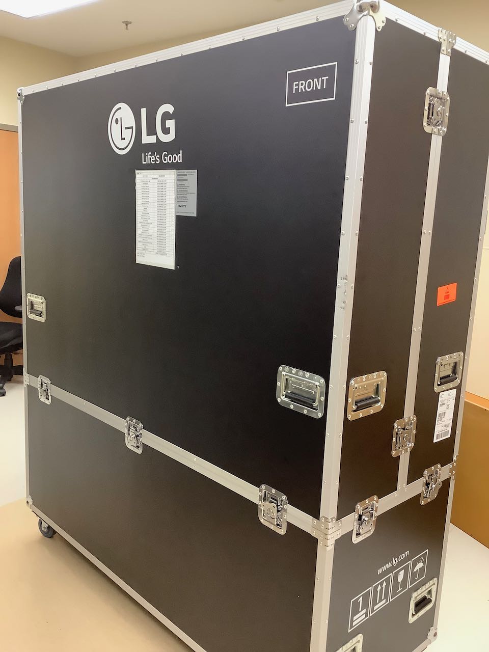 LG Large Hard Shell Storage Case on Wheels - Surplus Marketplace LG Large Hard Shell Storage Case on Wheels - Surplus Marketplace