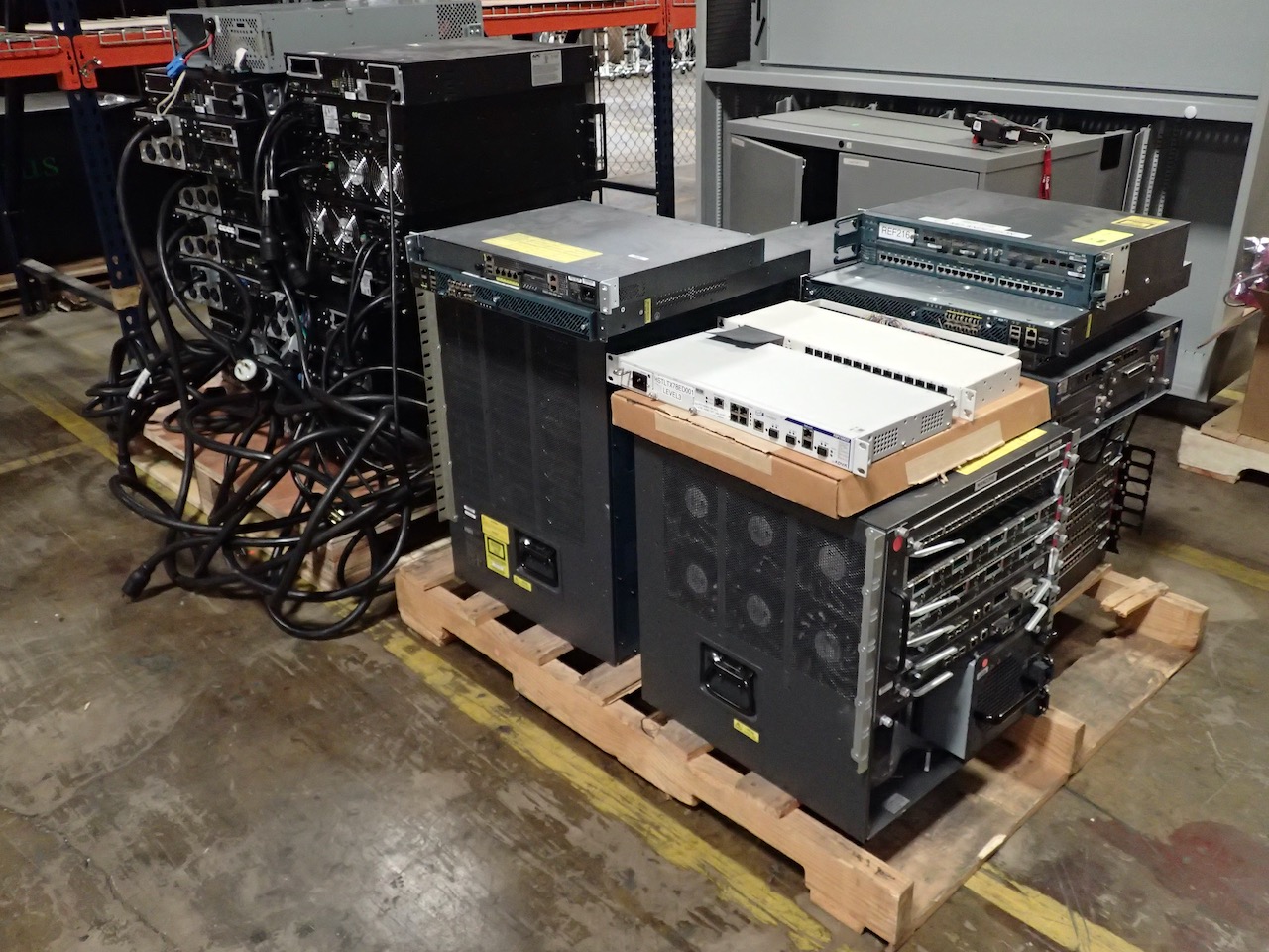 (2) Pallets Assorted UPS Battery Backups & Server Rack Components ...