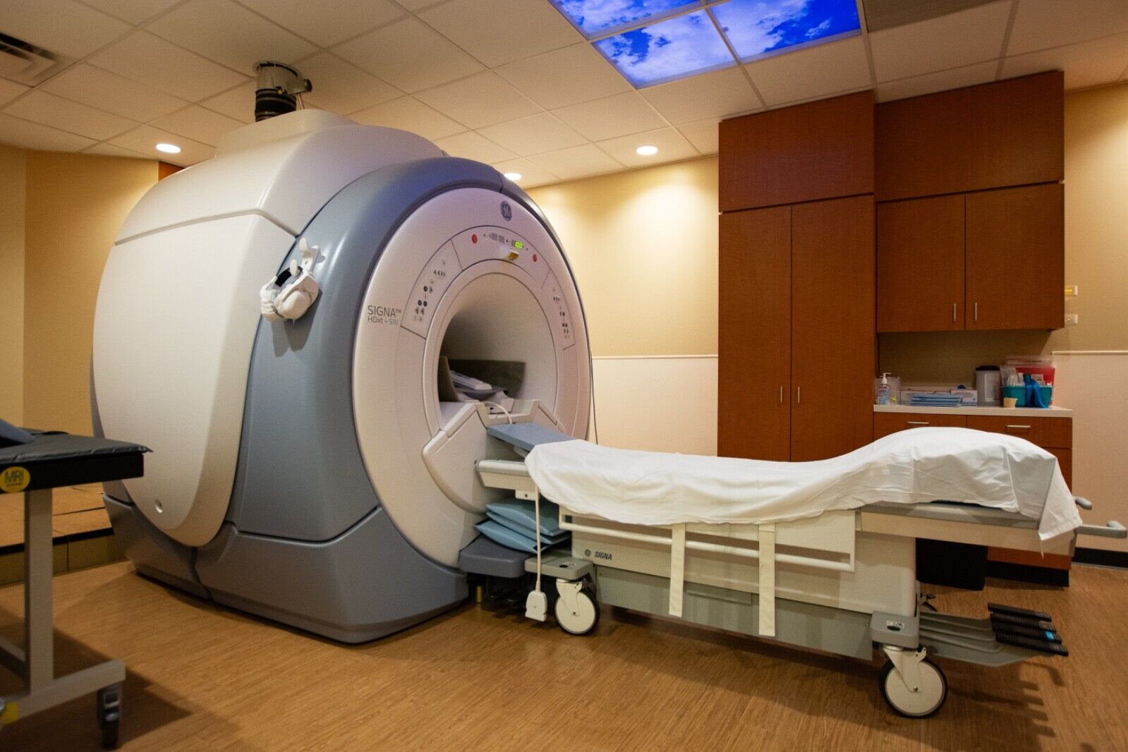 GE Signa HDxt SW 1.5T MRI System with Coils | Surplus Marketplace