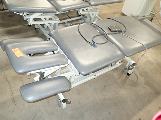 (1) Huntleigh Akron Electric Therapy Table With Retractable Wheels ...