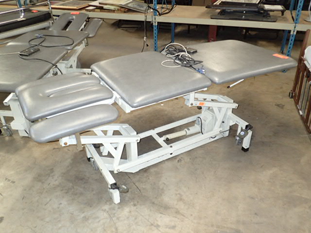 (1) Huntleigh Akron Electric Therapy Table With Retractable Wheels ...