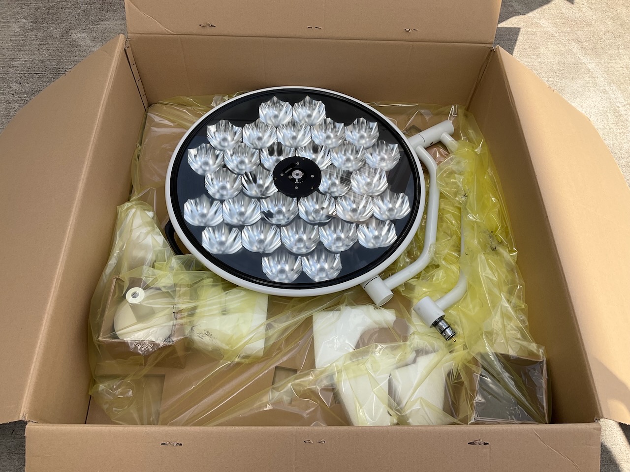 (1Pallet/5Boxes) Stryker 0682001253 Visum Led 2 Surgical Light, Camera ...