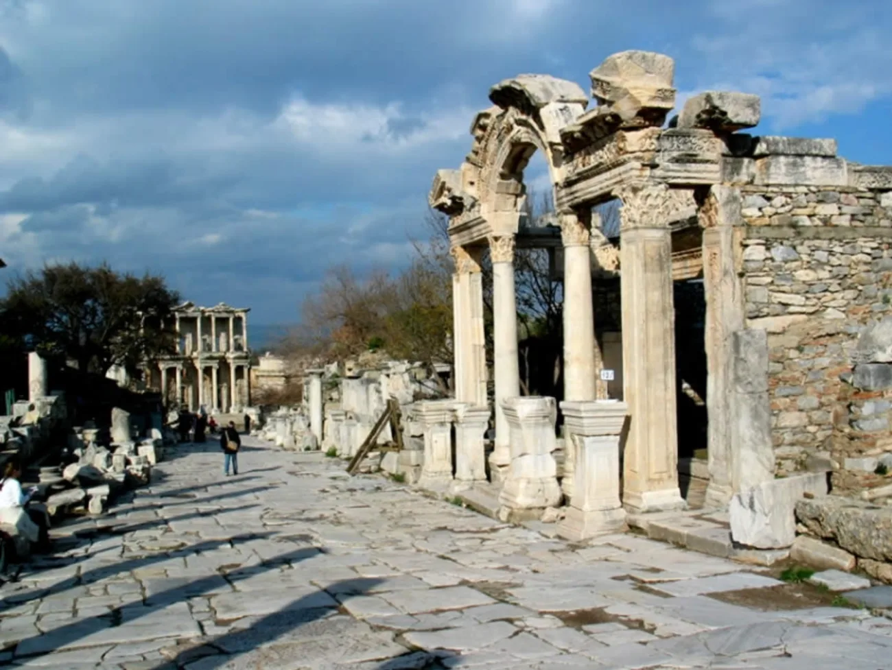 Templo de Adriano en Turquía: historia y arquitectura