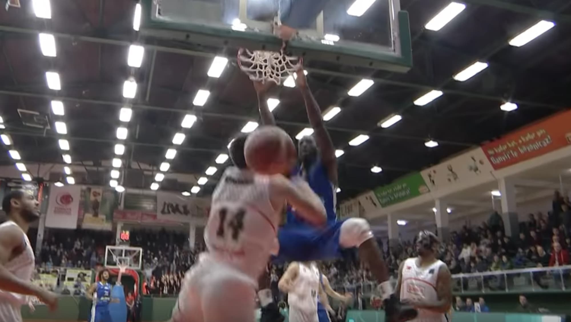 Michael Morrison flushes the two hander in defender's face | FIBA ...