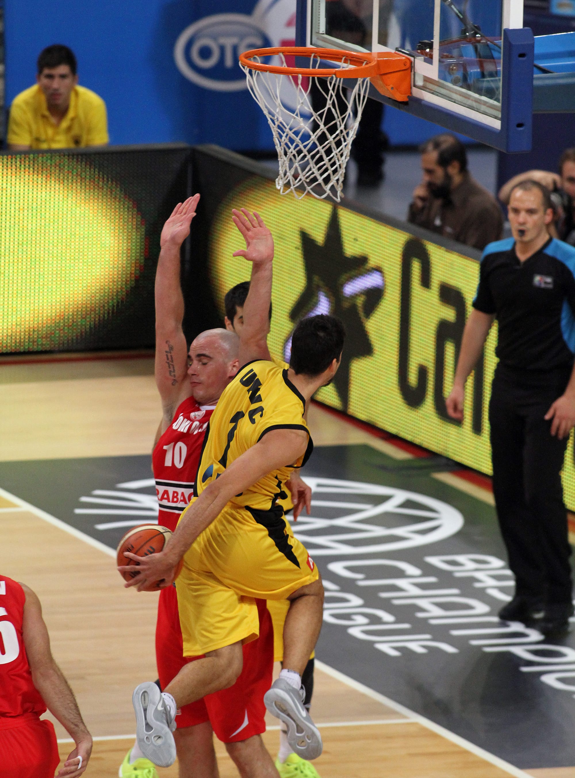 Ukic with the behind-the-back pass | FIBA Basketball