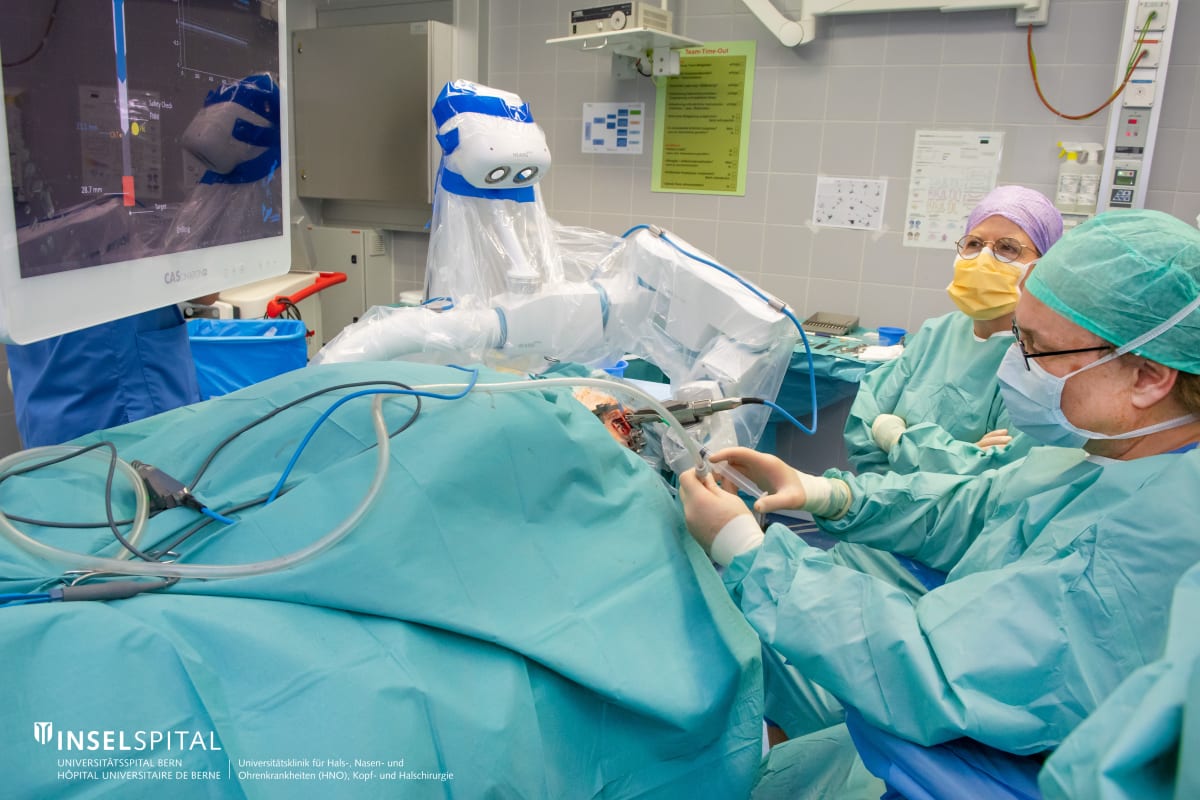Innovation in der HNO-Chirurgie: Uni Bern realisiert roboterassistierte ...