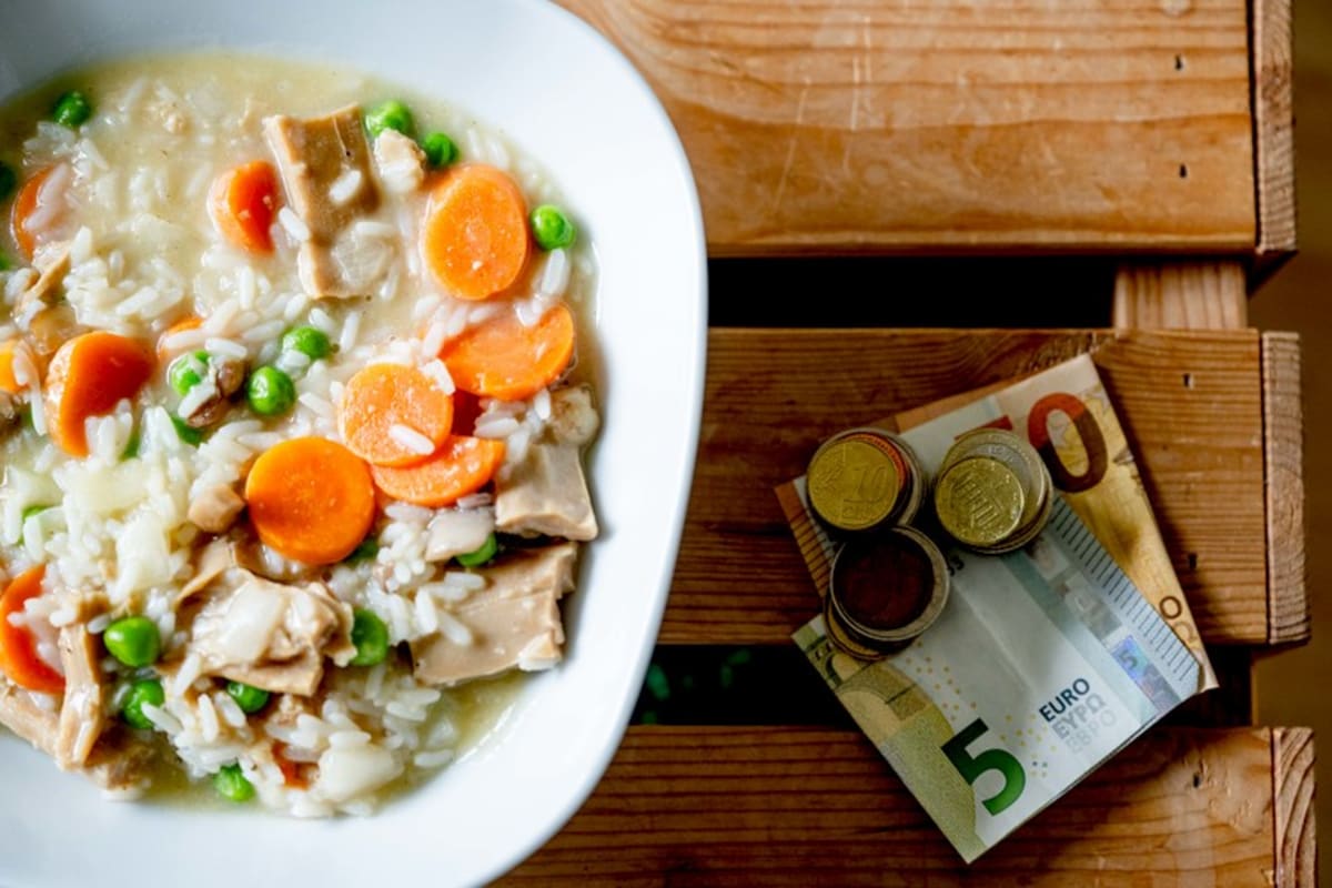 Was passiert im Gehirn, wenn wir über Geld oder Nahrung entscheiden?
