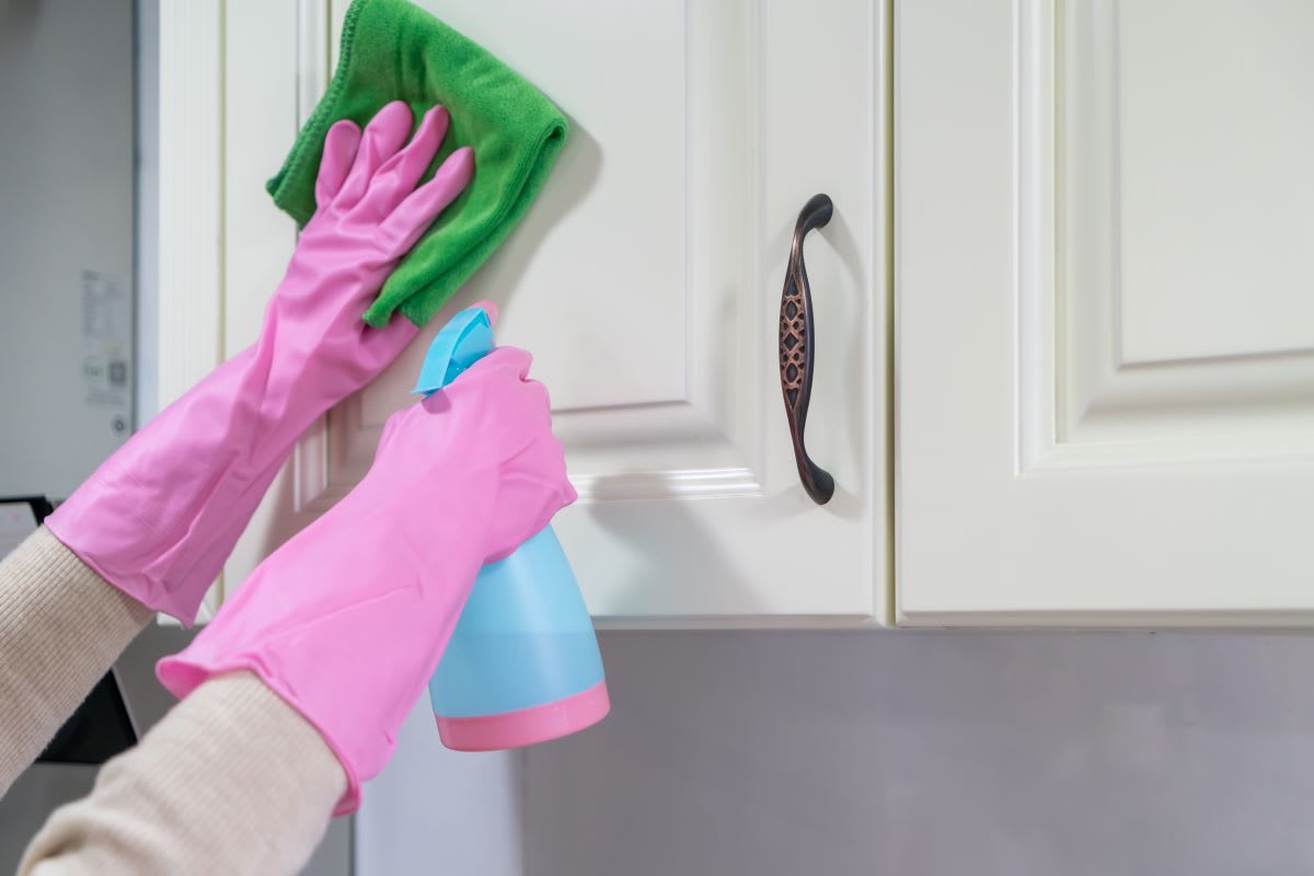 How to Clean White Kitchen Cabinets – Best Solutions 2025