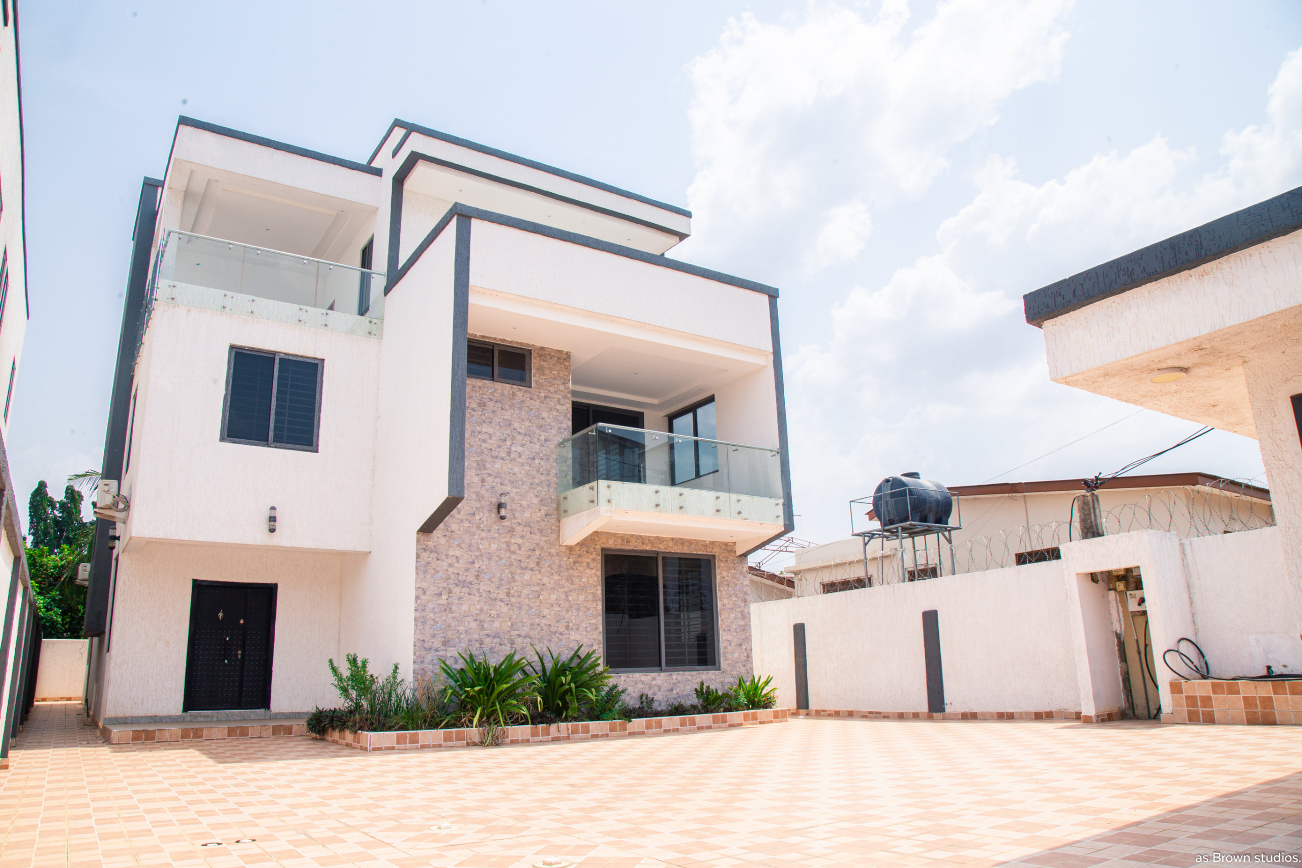 Spacious 5-Bedroom House At Adenta SSNIT Flat - Blavior