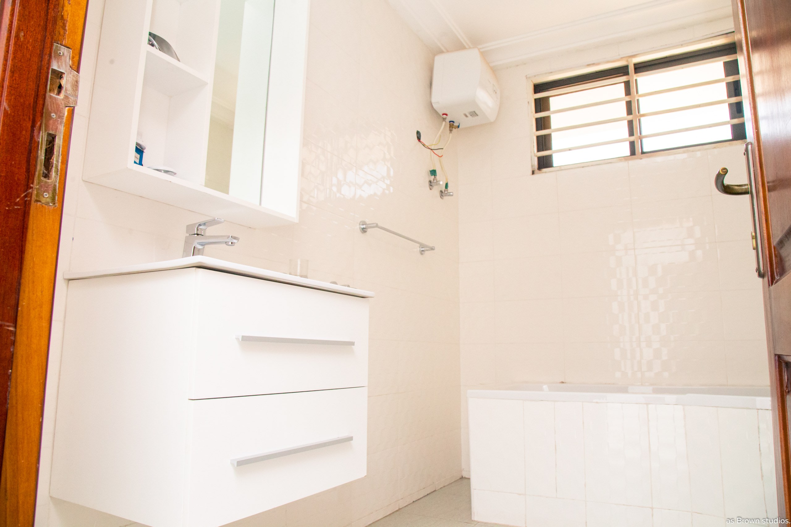Spacious 5-Bedroom House At Adenta SSNIT Flat - Blavior