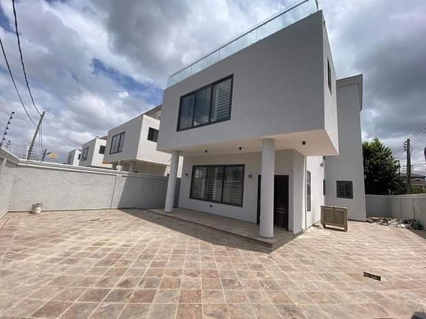 Spacious 5-Bedroom House At Adenta SSNIT Flat - Blavior