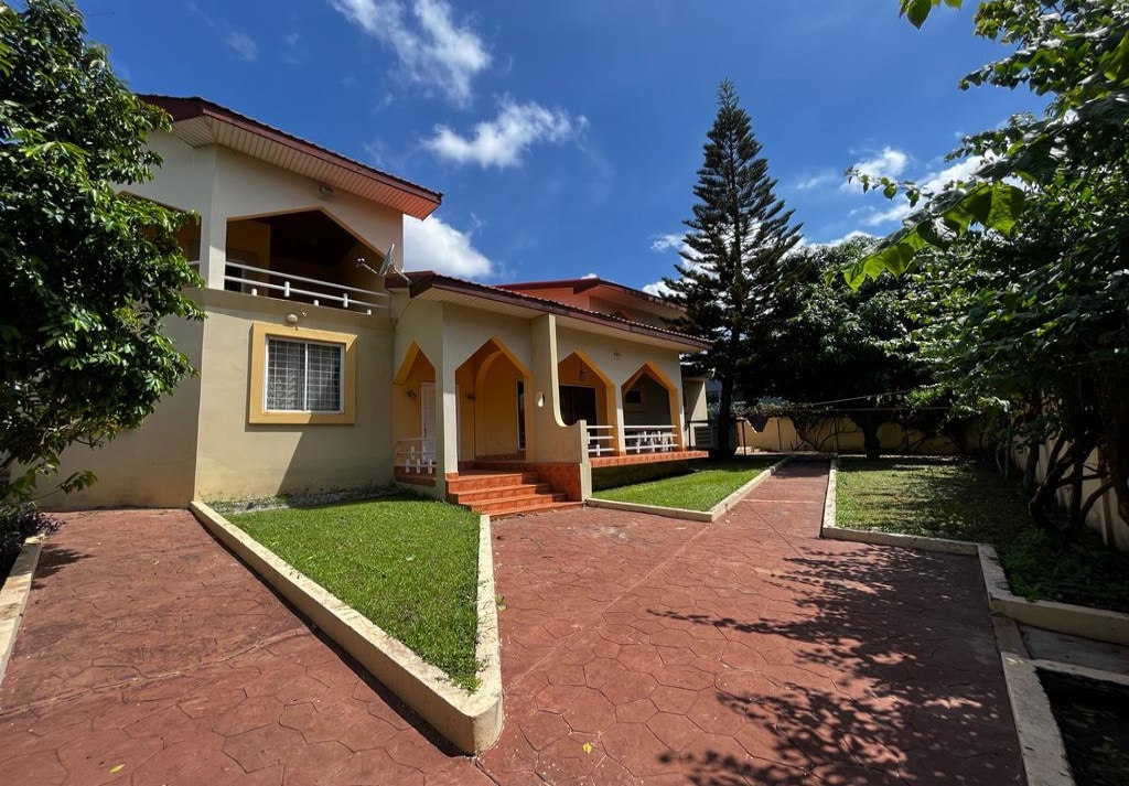 Spacious 5-Bedroom House At Adenta SSNIT Flat - Blavior