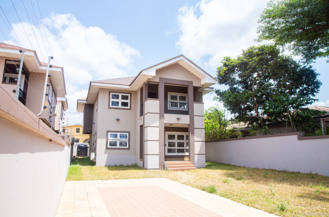 Spacious 5-Bedroom House At Adenta SSNIT Flat - Blavior