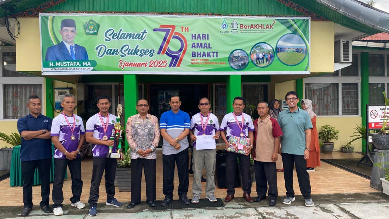Web - Kepala Kemenag Kota Solok Serahkan Piala Sepak Takraw dalam ... Web - Kepala Kemenag Kota Solok Serahkan Piala Sepak Takraw dalam ...